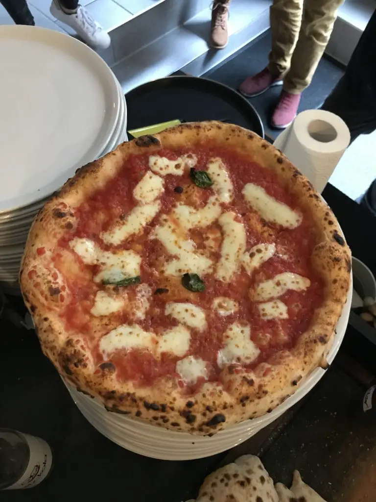 Herausragende neapolitanische Pizzen bei der sympathischen Crew vom ...